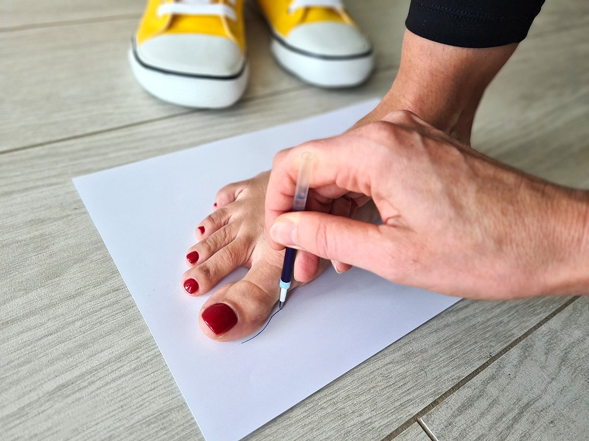 Ultimate Guide: How to Measure Feet for Barefoot Shoes - Barefoot Universe